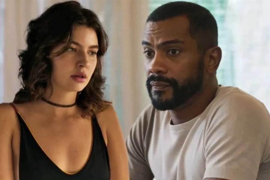 Michele vê Daniel chorando, se rende a um beijo, mas é flagrada por ...